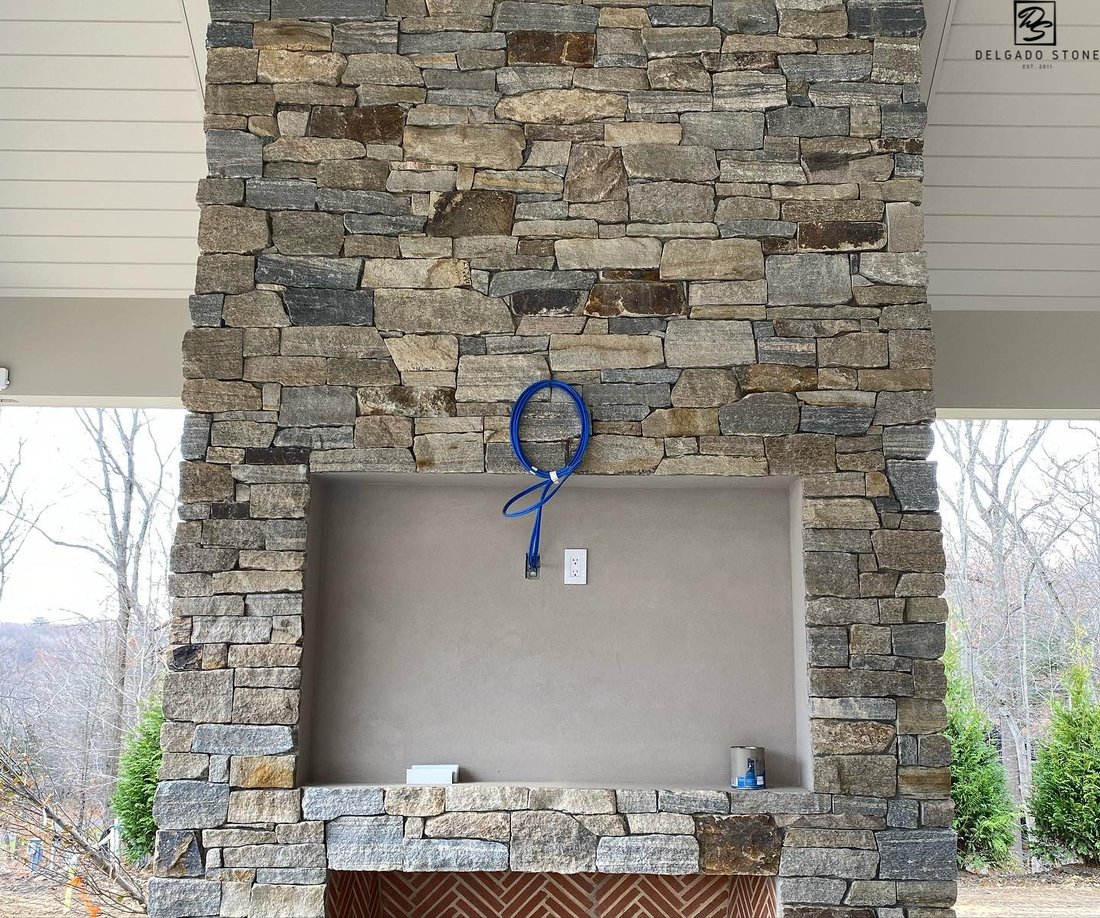 Natural Stone Veneer vs. Manufactured Stone: Key Differences